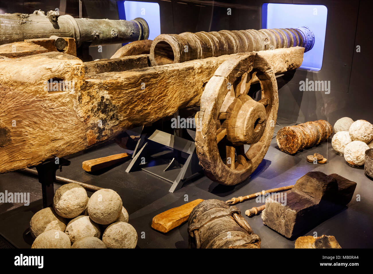 Ships cannon hi-res stock photography and images - Alamy