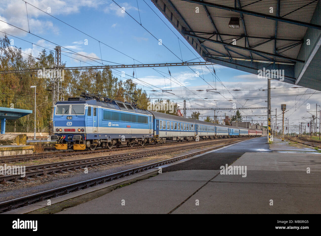Bahnhof bahnsteig hi-res stock photography and images - Alamy