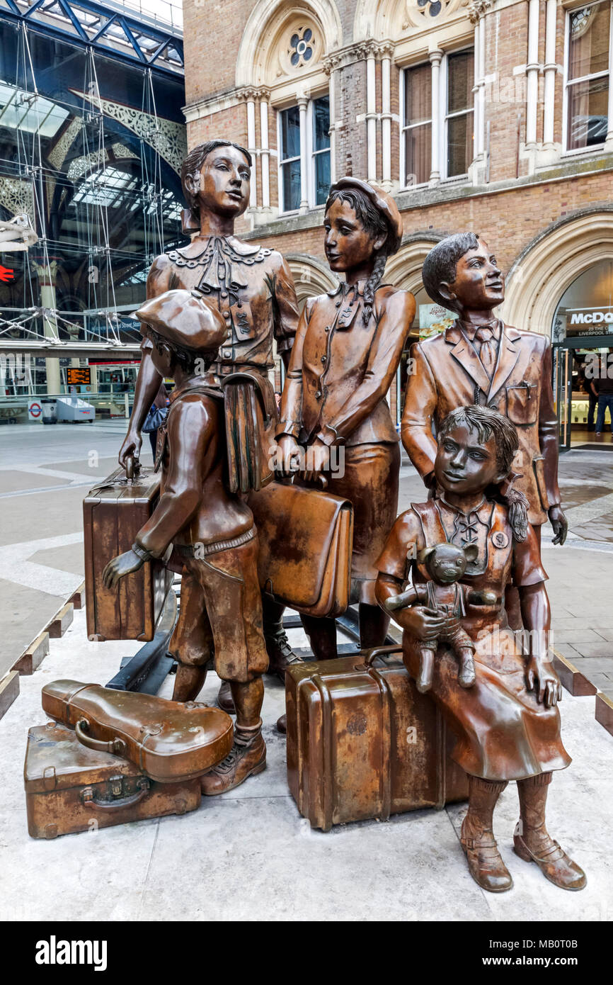Kindertransport statue hi-res stock photography and images - Alamy
