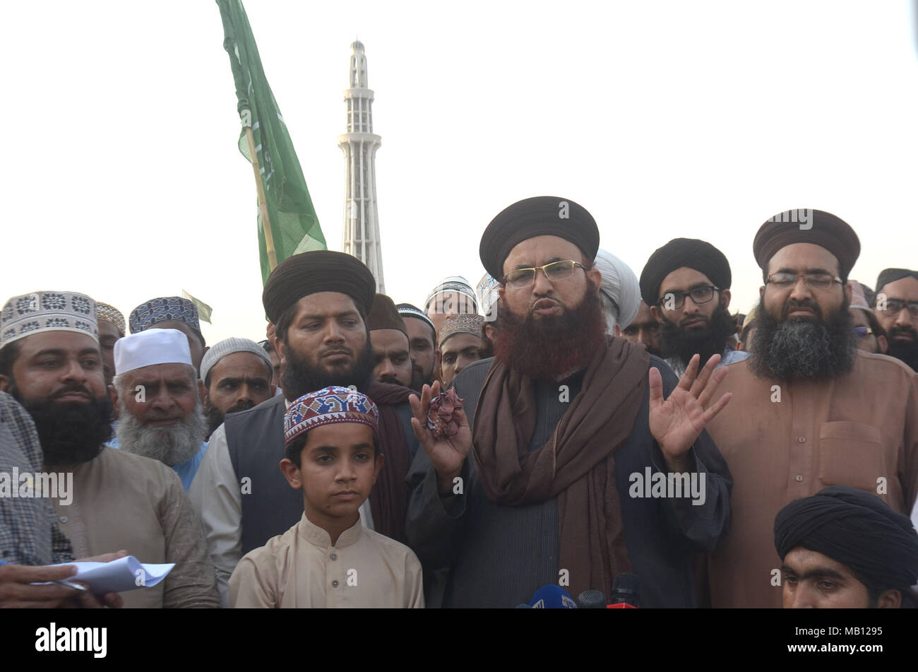 Tehreek e labaik ya rasool allah hi-res stock photography and images ...