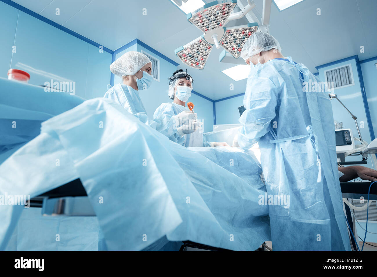 Medical team doctors performing surgical hi-res stock photography and ...