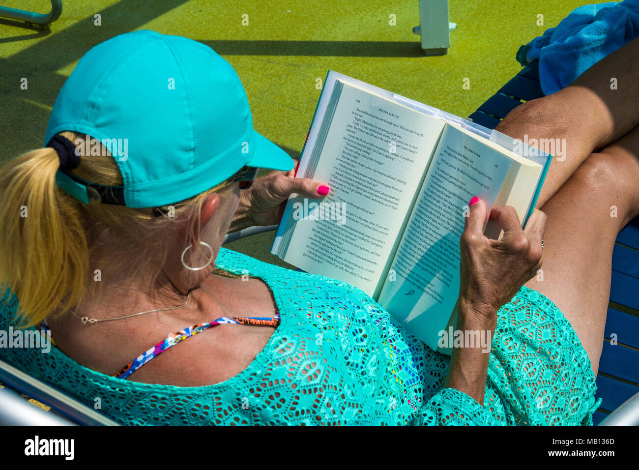 Female read hi-res stock photography and images - Alamy