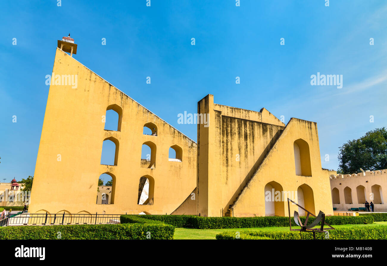 Vrihat Samrat Yantra, the world's largest sundial at Jantar Mantar in ...