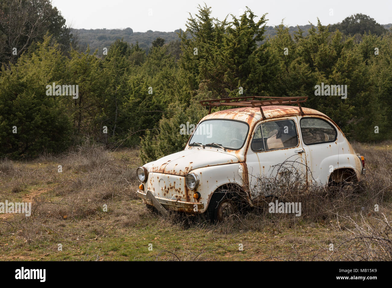 Old rusty car hi-res stock photography and images - Alamy
