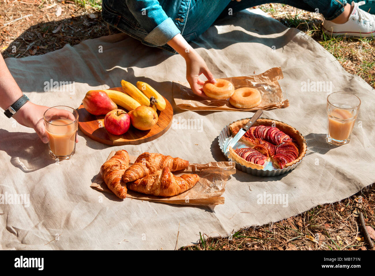 Couple enjoying picnic in the park Stock Photo - Alamy