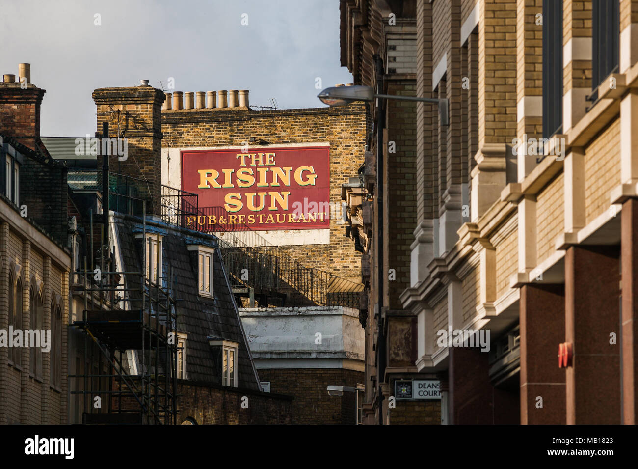 The rising sun pub london hi-res stock photography and images - Alamy