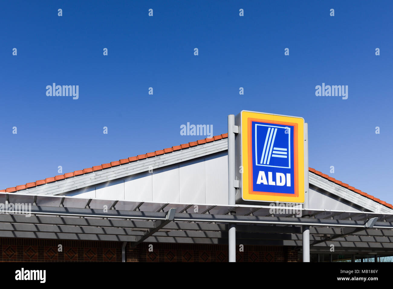 Aldi Supermarket in Newark-On-Trent Nottinghamshire,UK Stock Photo - Alamy