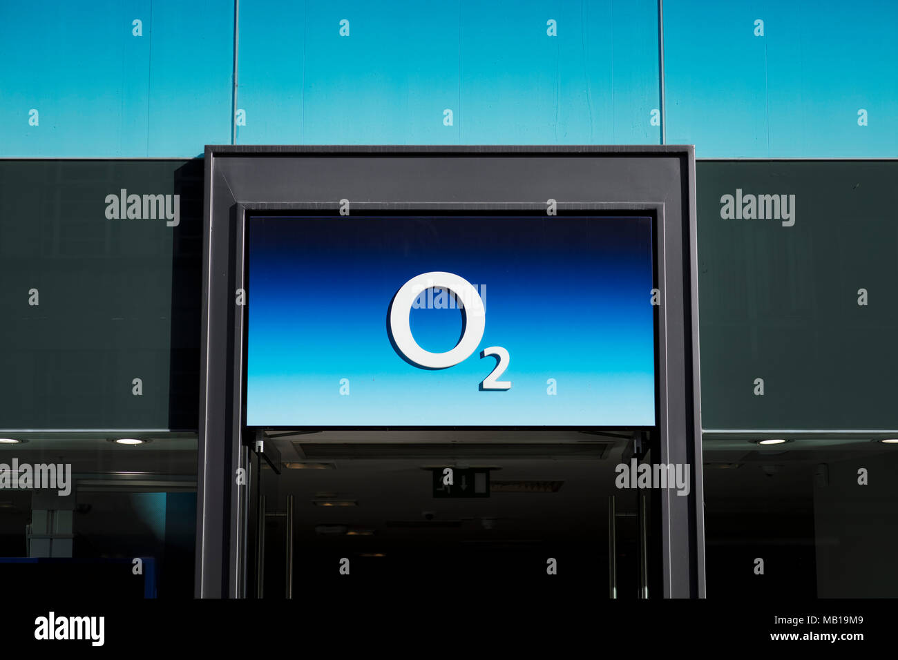 o2 phone shop sign and entrance in the city centre, Nottingham ...