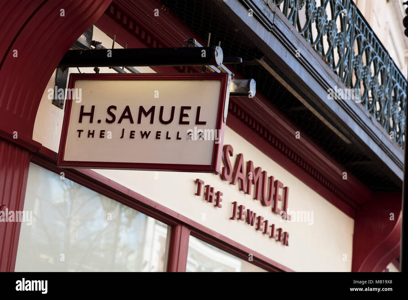 H samuel jewellery store hi-res stock photography and images - Alamy