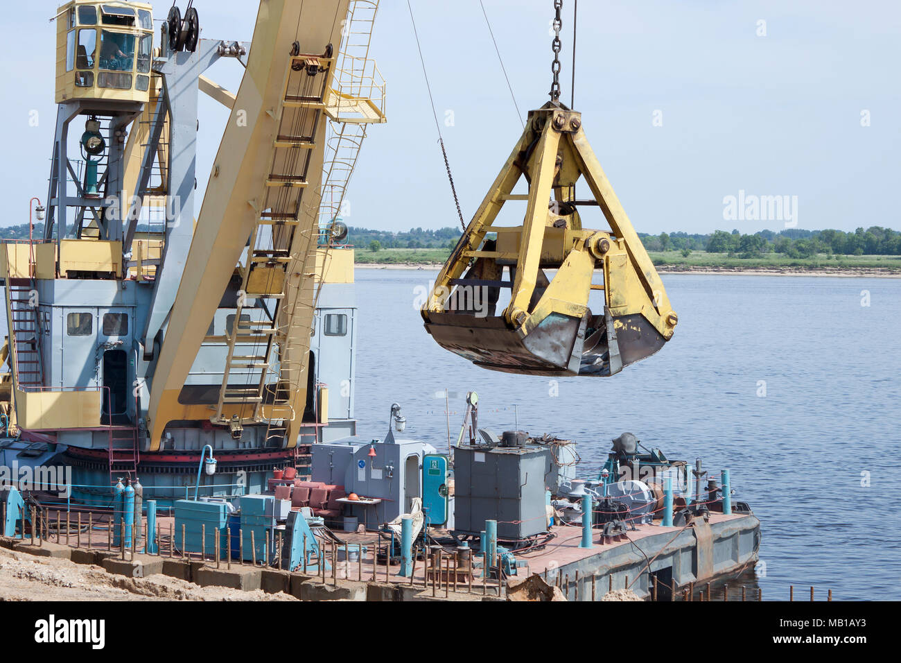 Floating crane, working on strengthening the riverside Stock Photo - Alamy
