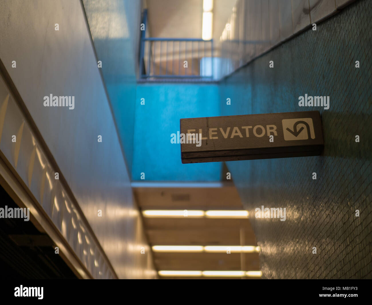 Elevator sign hi-res stock photography and images - Alamy