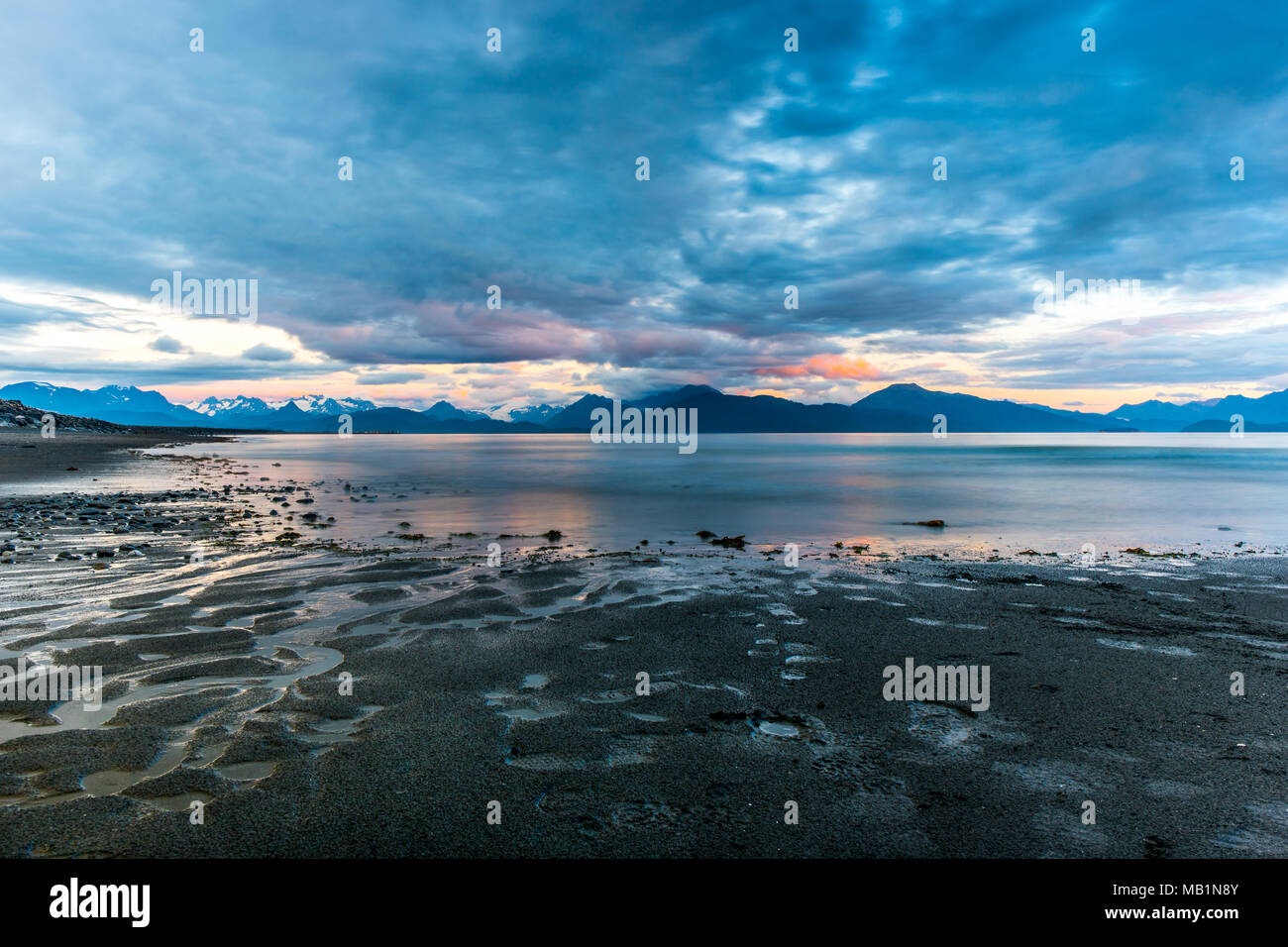 Overcast sunset on ocean hi-res stock photography and images - Alamy