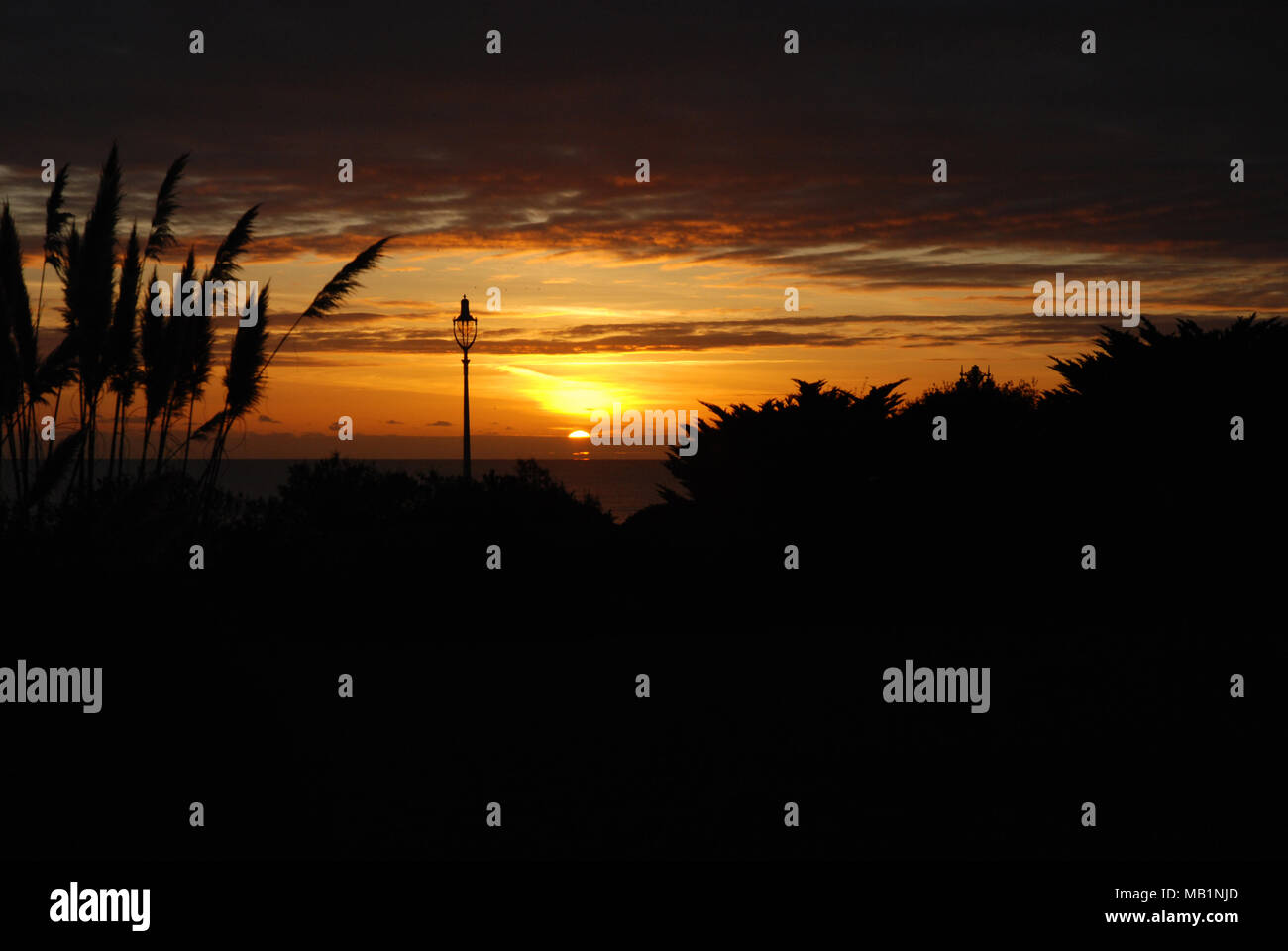 Black rock beach hi-res stock photography and images - Alamy