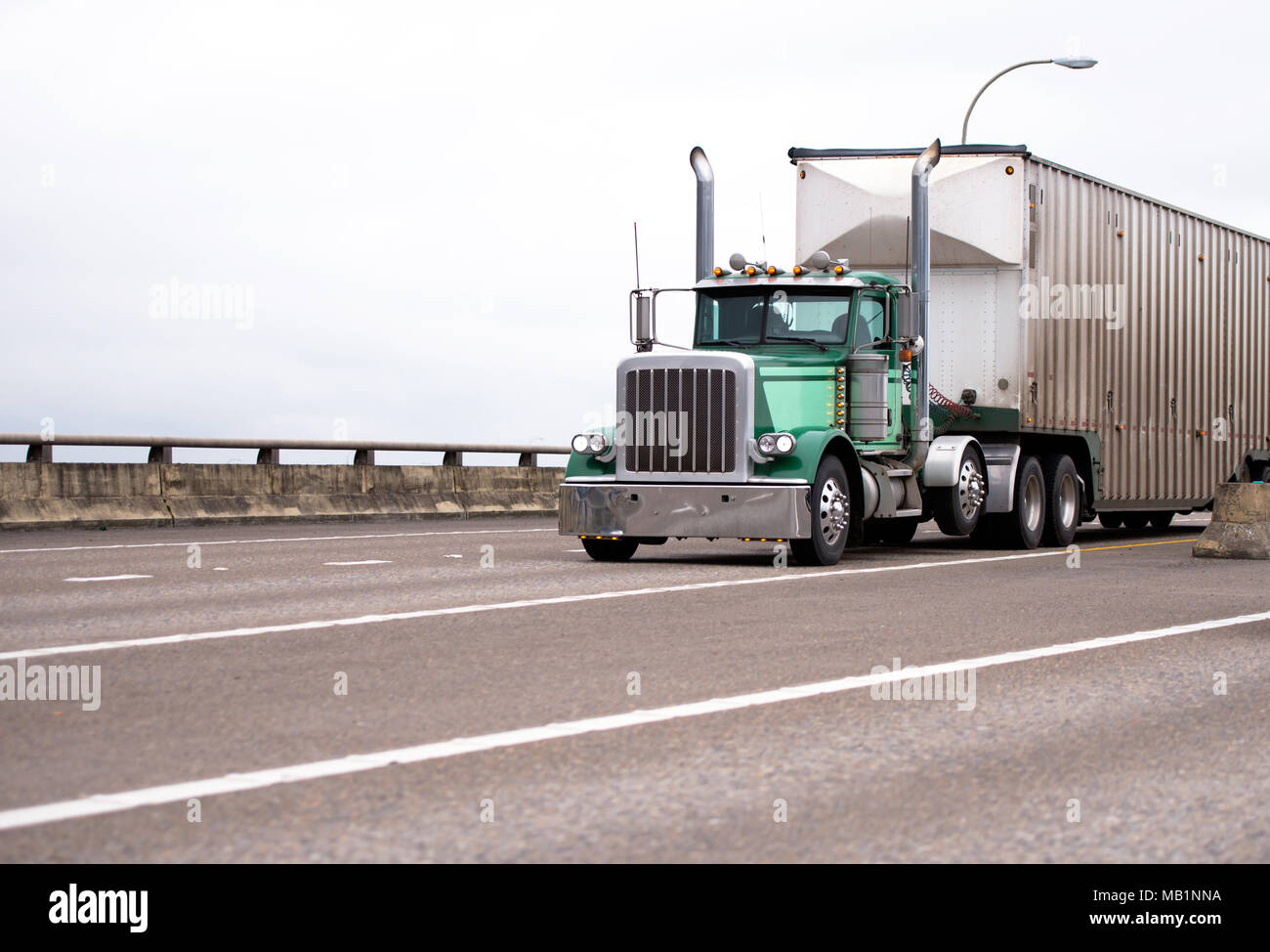 Classic American tractor idol big rig bonnet day cab semi truck with ...