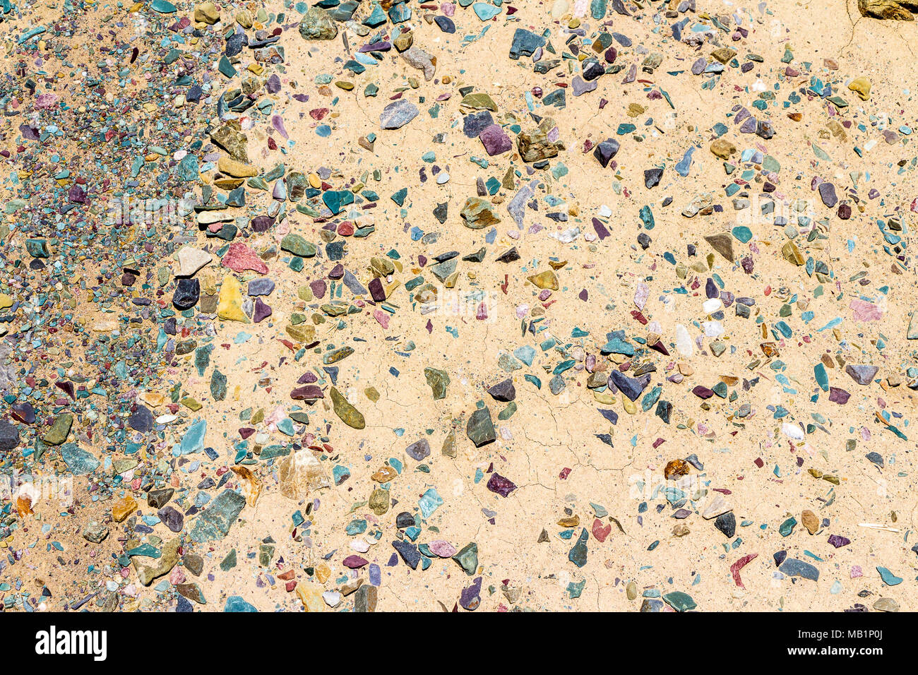 Small stones of various colors among which predominates red, violet ...