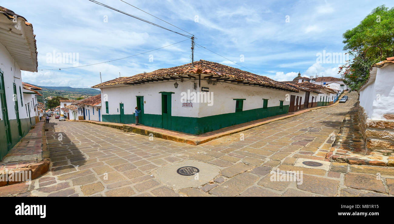 Barichara, Colombia - Augusto 10, 2017: Colonial street in the village ...