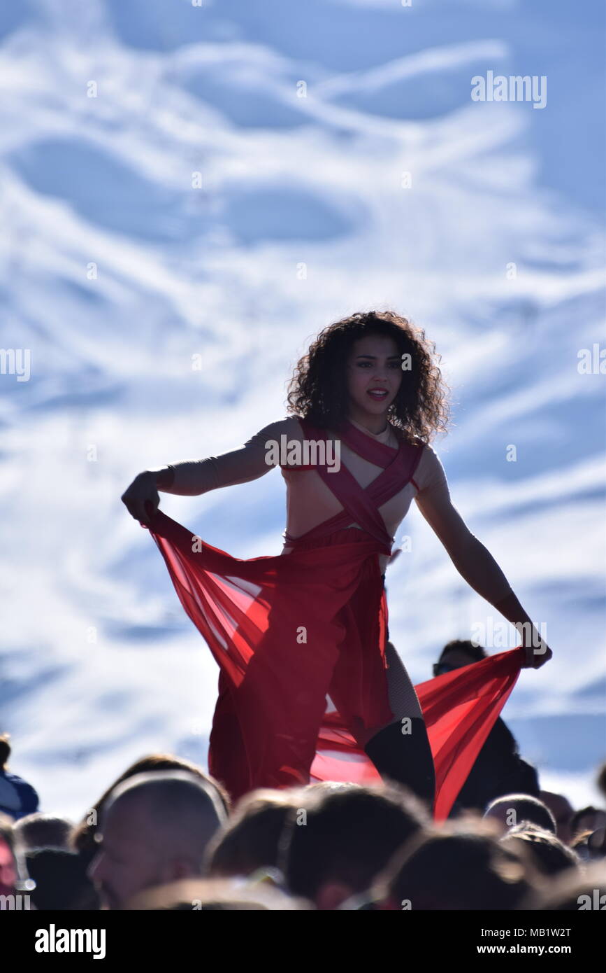 Lunchtime show at la folie douce Stock Photo - Alamy