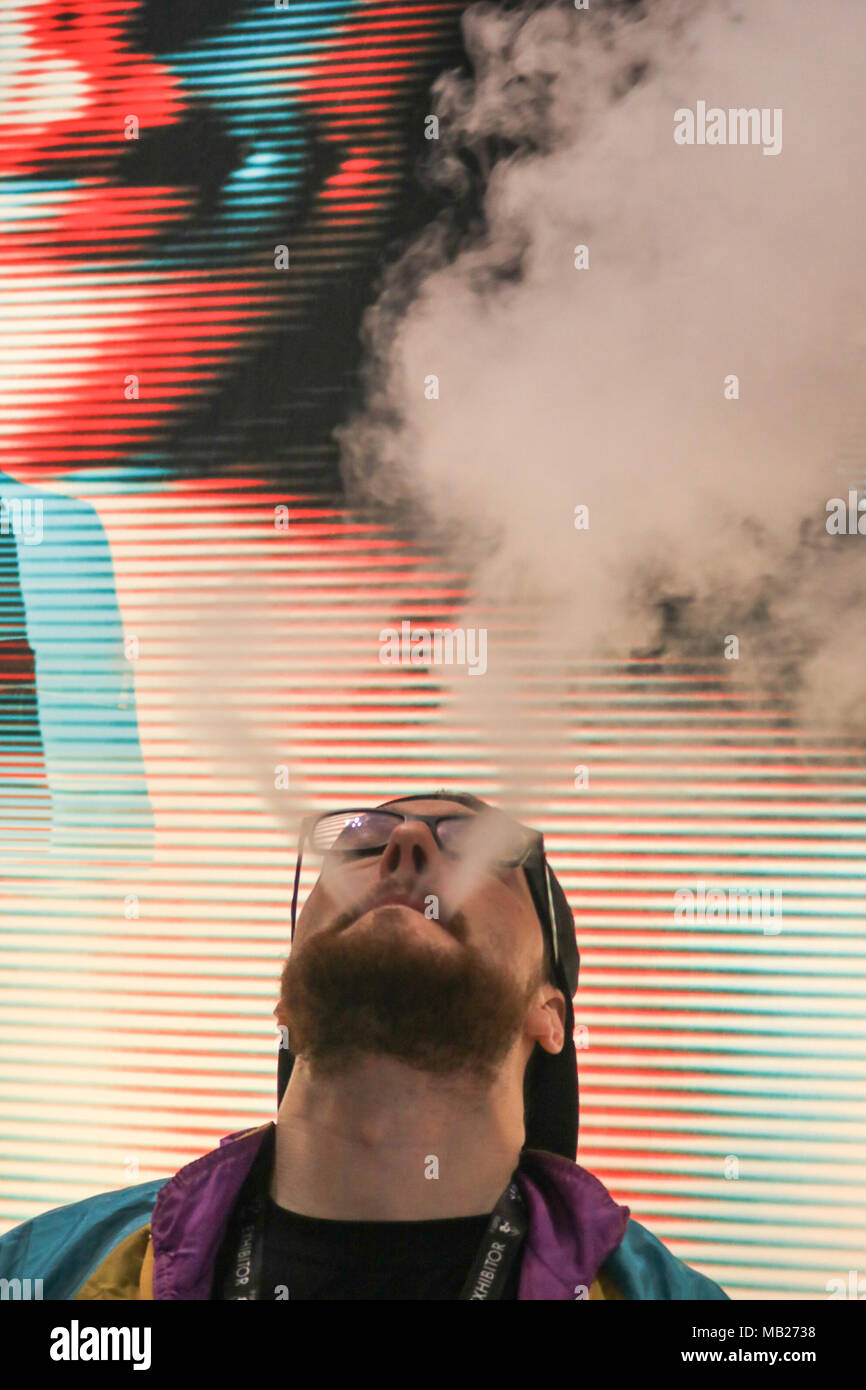 Vaping enthusiasts hi-res stock photography and images - Alamy