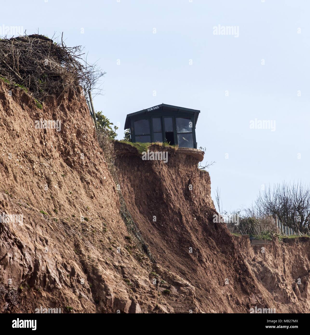 Unsafe cliff edge hi-res stock photography and images - Alamy