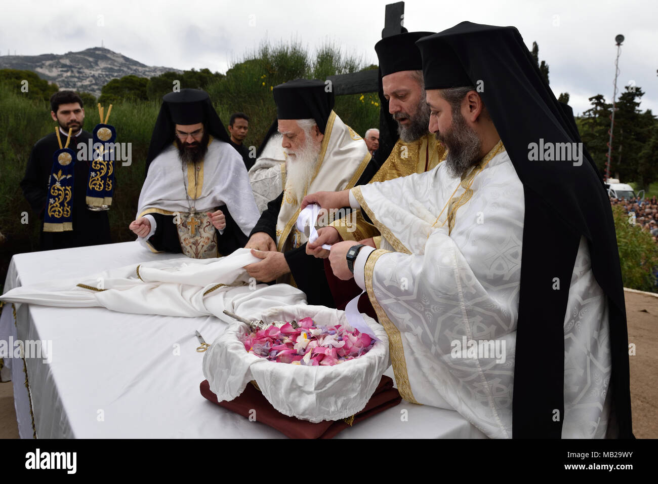 Athens, Greece, 6th April, 2018. Greek Orthodox priests reenact Christ ...