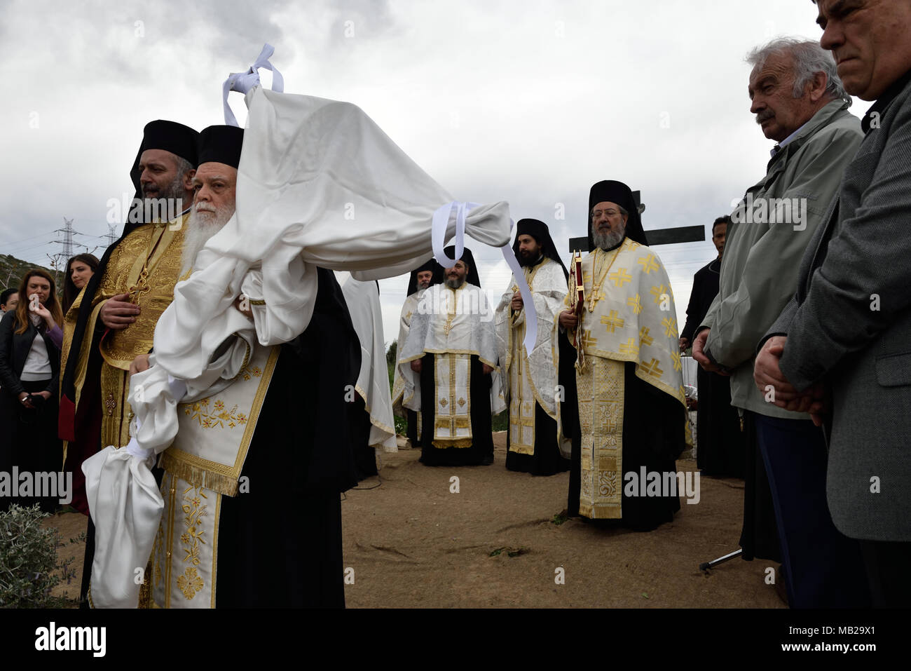 Athens, Greece, 6th April, 2018. Greek Orthodox priests reenact Christ ...
