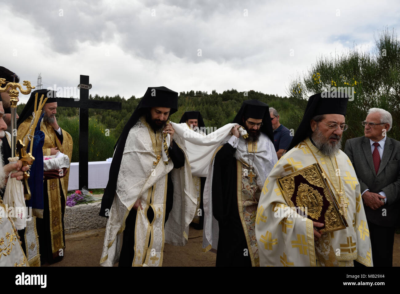 Athens, Greece, 6th April, 2018. Greek Orthodox priests reenact Christ ...