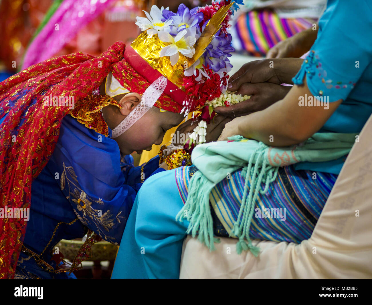 Chiang Mai, Chiang Mai, Thailand. 6th Apr, 2018. A Shan boy prays with ...