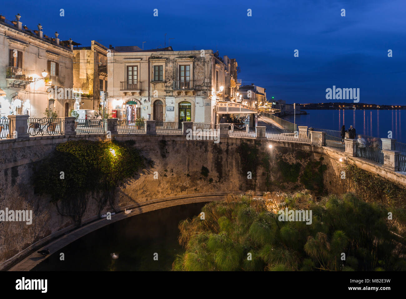 Fonte Aretusa - Fountain of Arethusa - at night in Ortigia, Siracusa ...