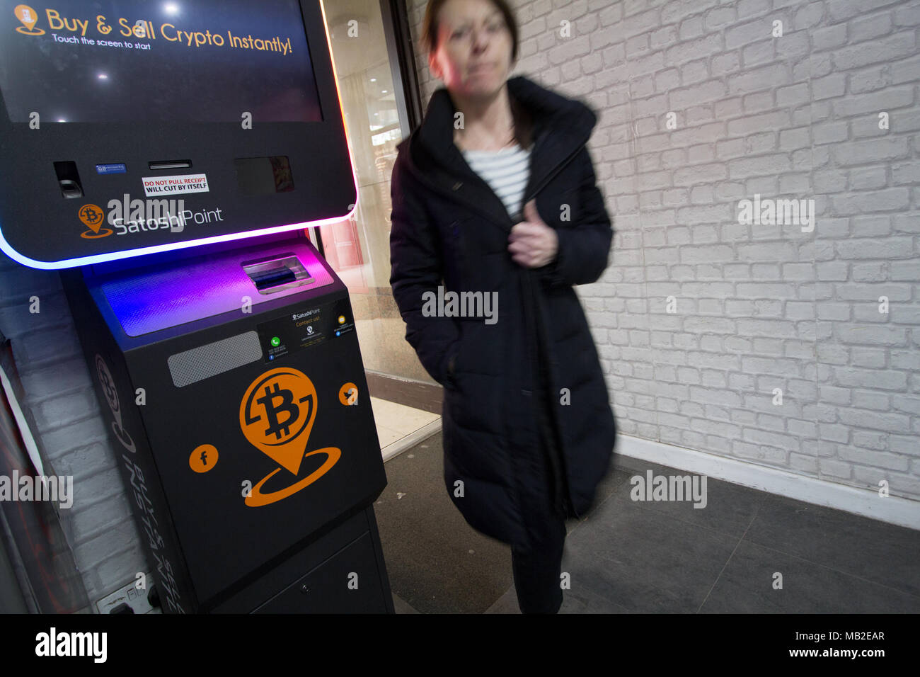 Bitcoin machine hi-res stock photography and images - Alamy