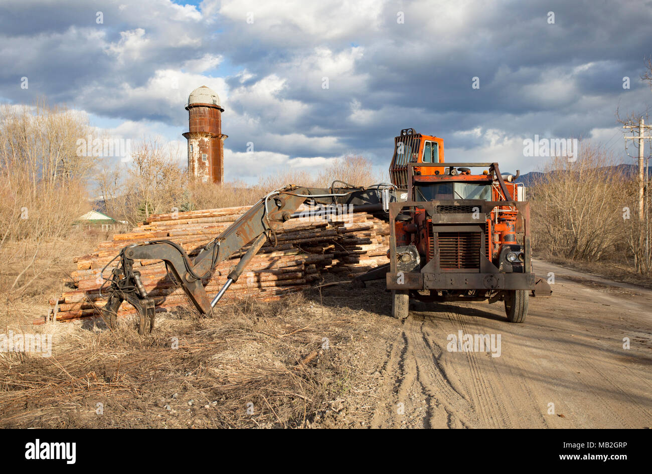 Knuckleboom log loader hi-res stock photography and images - Alamy