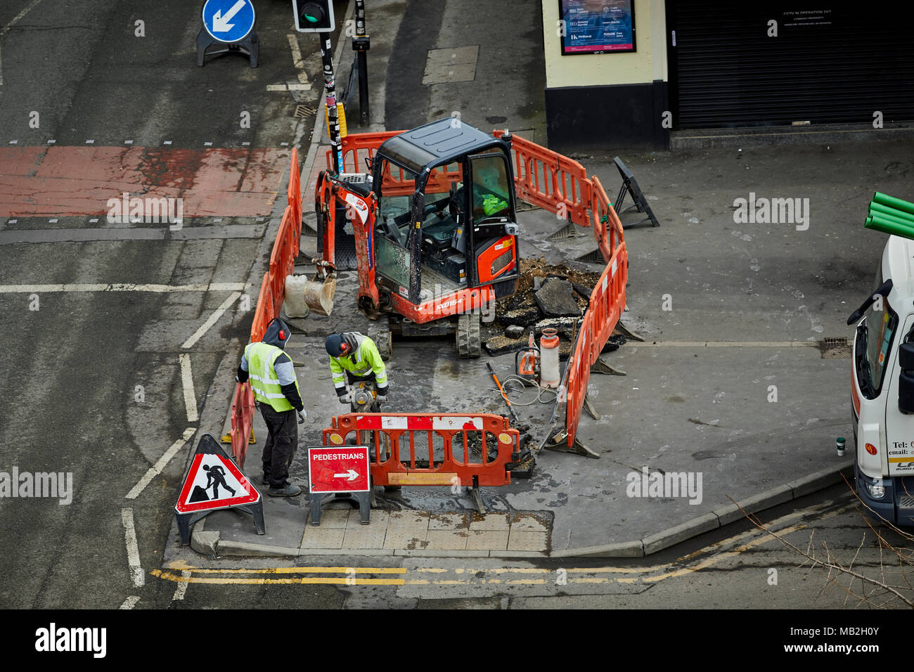 Workmen digging hole hi-res stock photography and images - Alamy