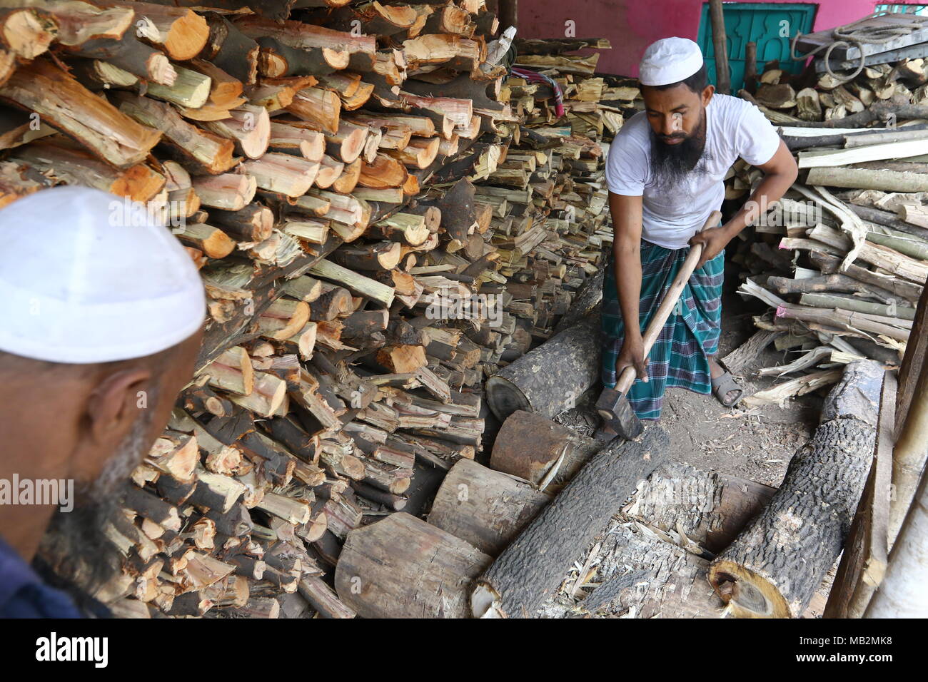 worker cuts wood with an axe in Dhaka. 2018 Stock Photo - Alamy