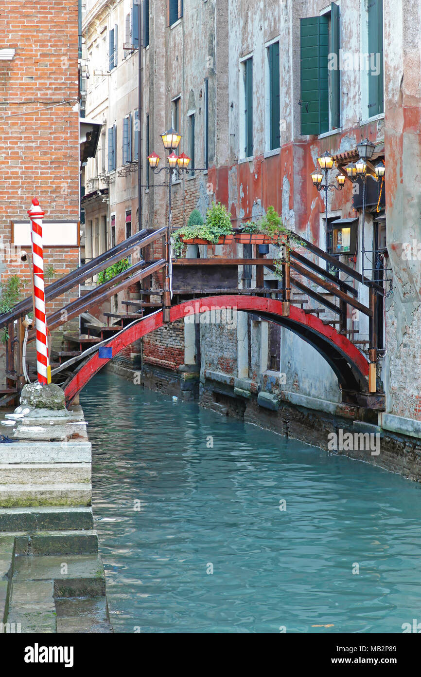 Small wooden bridge over canal hi-res stock photography and images - Alamy