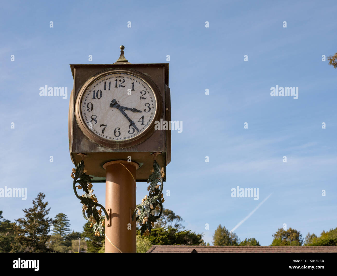 Outdoor analog clock building hi-res stock photography and images - Alamy