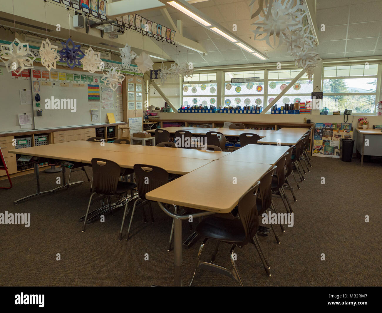 Empty grade school classroom Stock Photo - Alamy