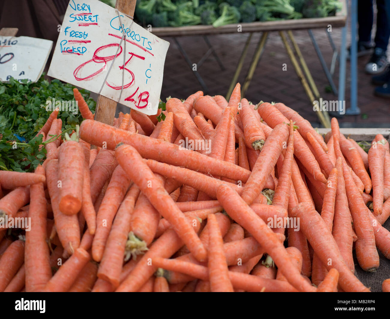 Carrots for sale at farmer's market Stock Photo - Alamy