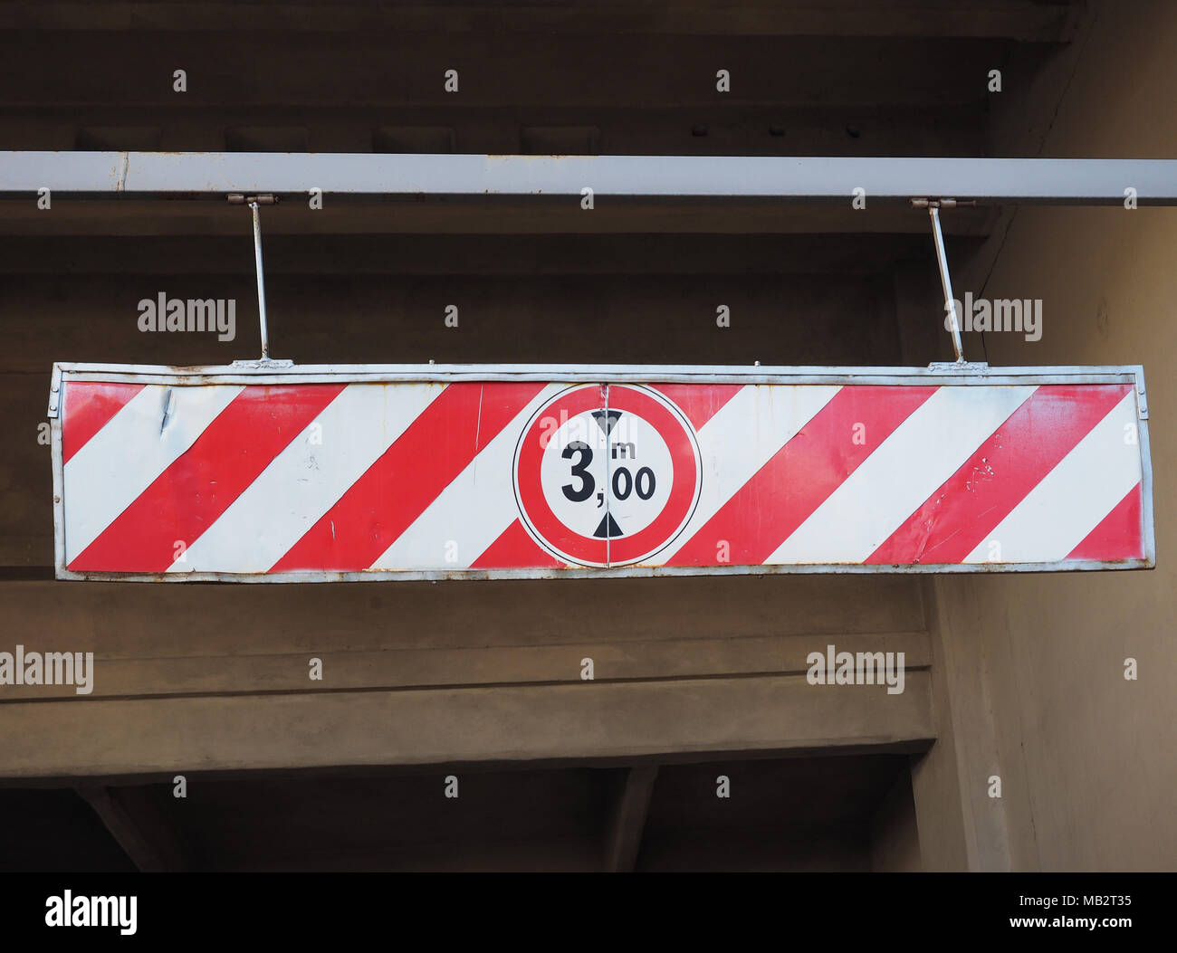 Max height limit sign hi-res stock photography and images - Alamy