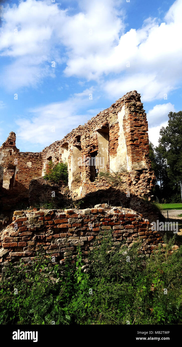 Broken monument hi-res stock photography and images - Alamy