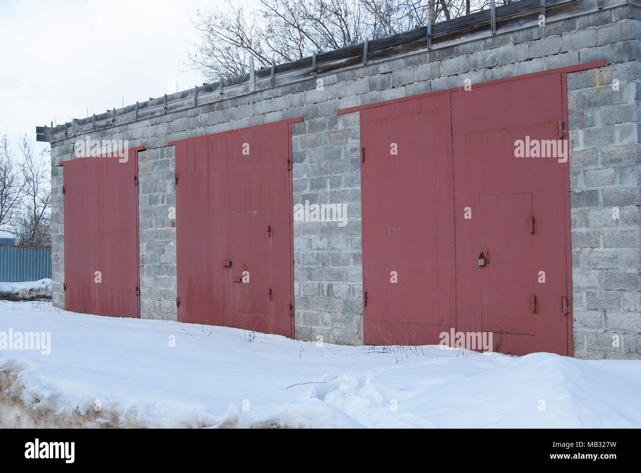 Red iron gates hi-res stock photography and images - Alamy