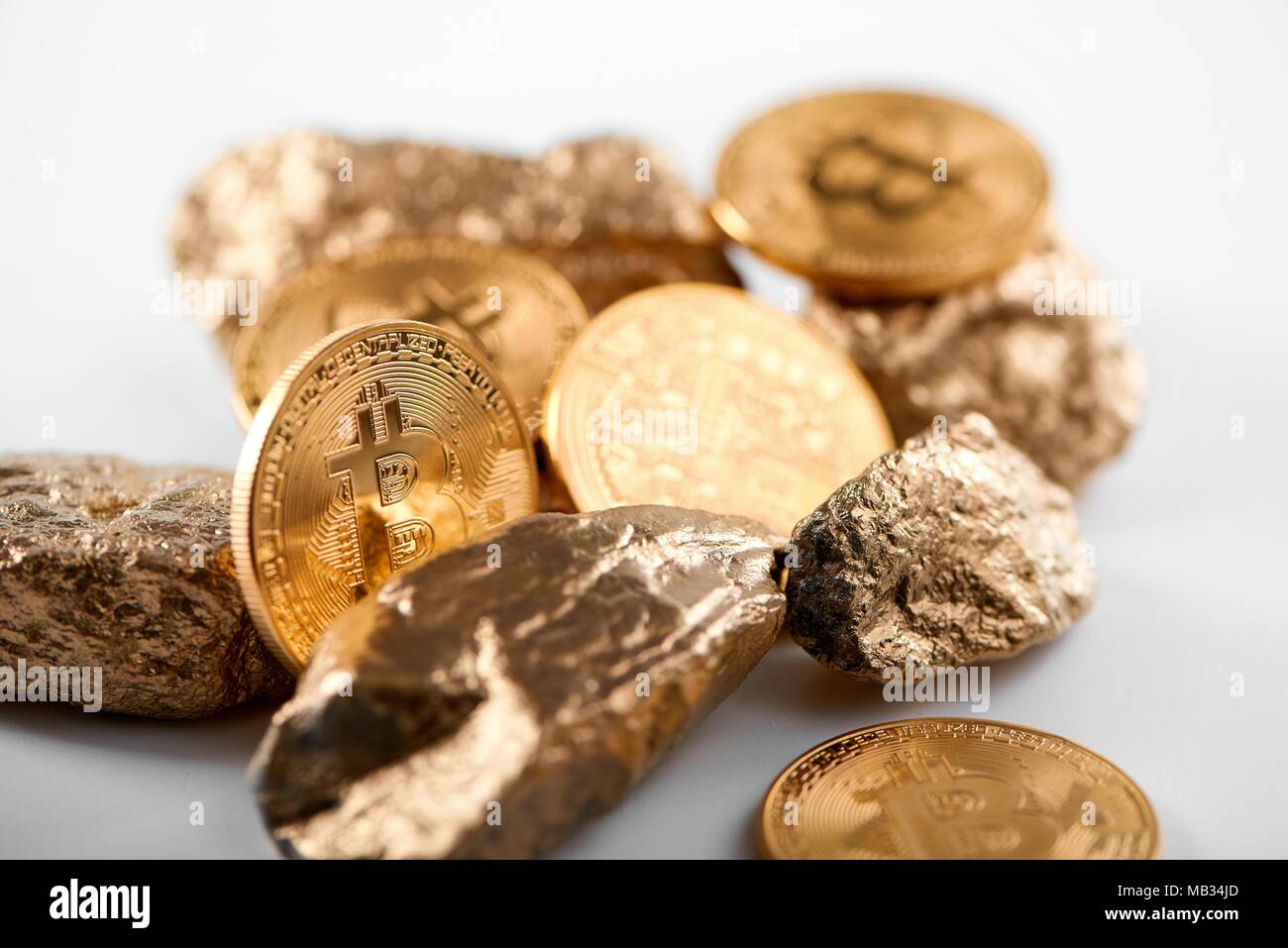 Gold metal lumps hi-res stock photography and images - Alamy