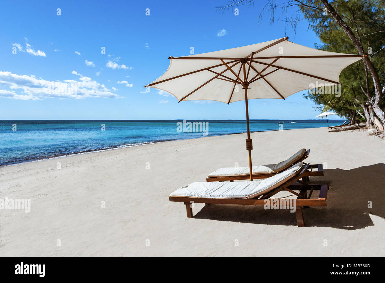 Wooden sunbeds on tropical beach hi-res stock photography and images ...