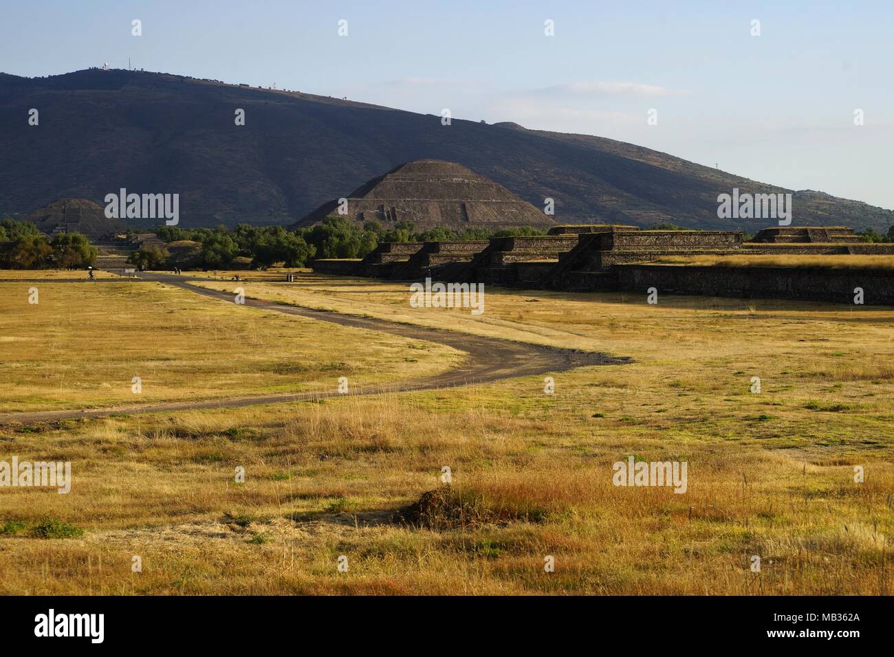 Early morning view over Pyramids of the Sun and the Moon, Teotihuacan ...