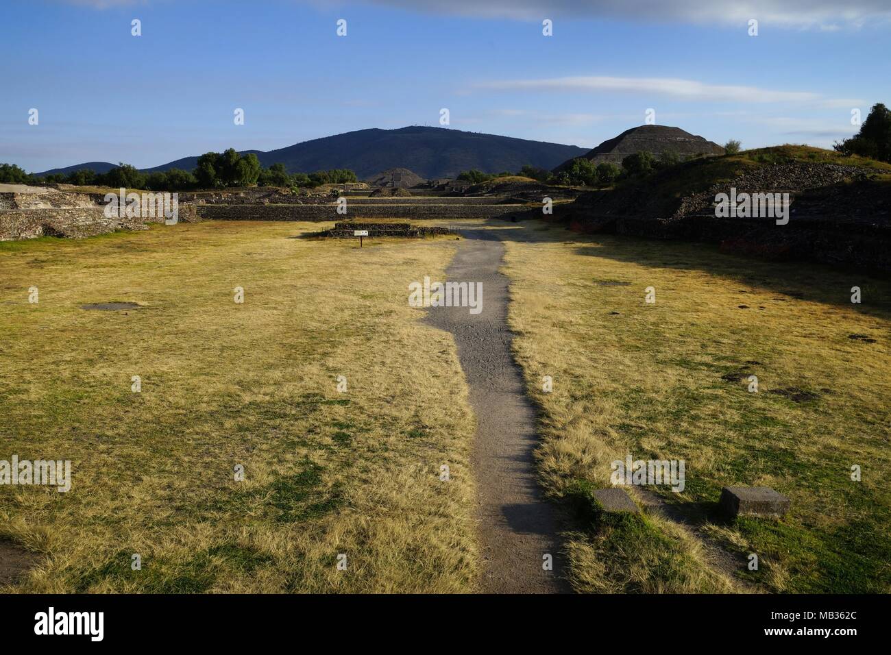 Early morning view over Pyramids of the Sun and the Moon, Teotihuacan ...