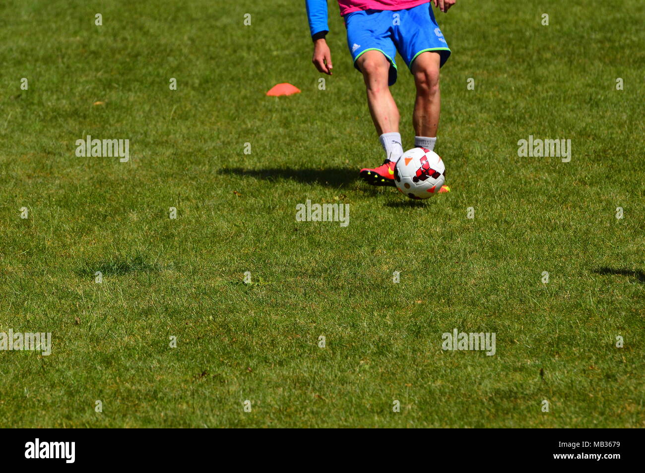 Soccer player passing hi-res stock photography and images - Alamy