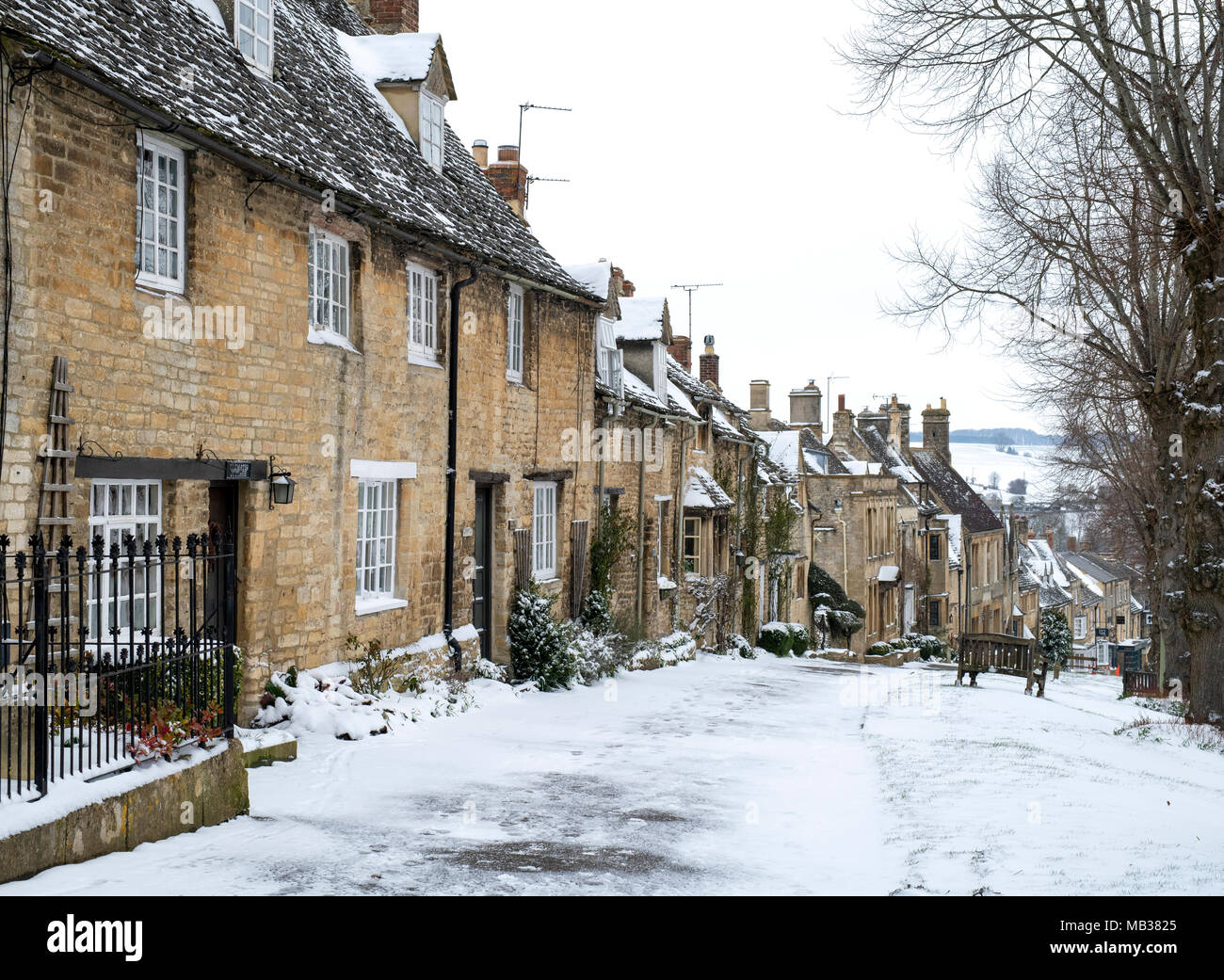 Cotswold Cottages on the hill in Burford in the winter snow. Burford ...