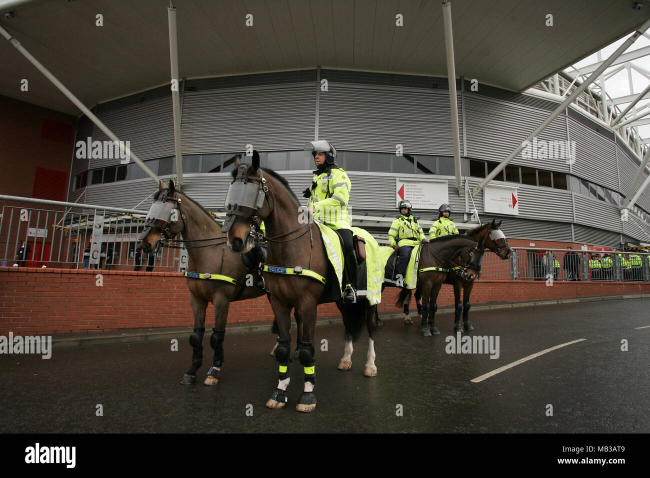 Football crowd police horse hi-res stock photography and images - Alamy