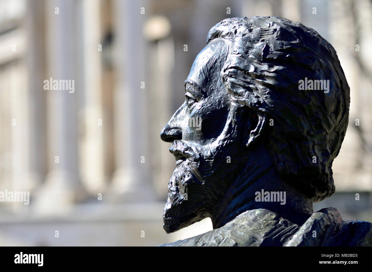 John donne statue hi-res stock photography and images - Alamy