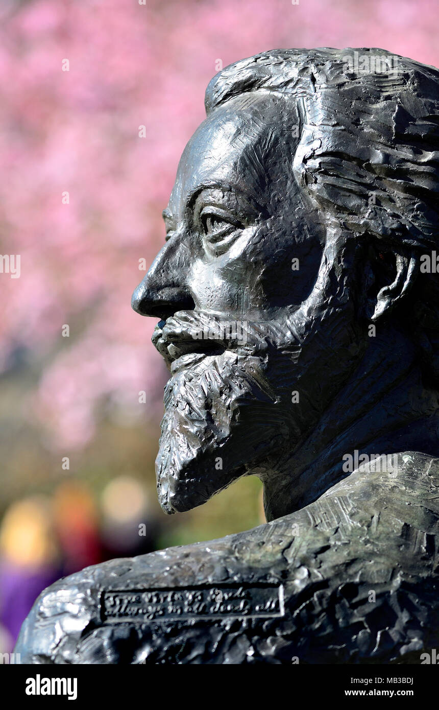 John donne statue hi-res stock photography and images - Alamy