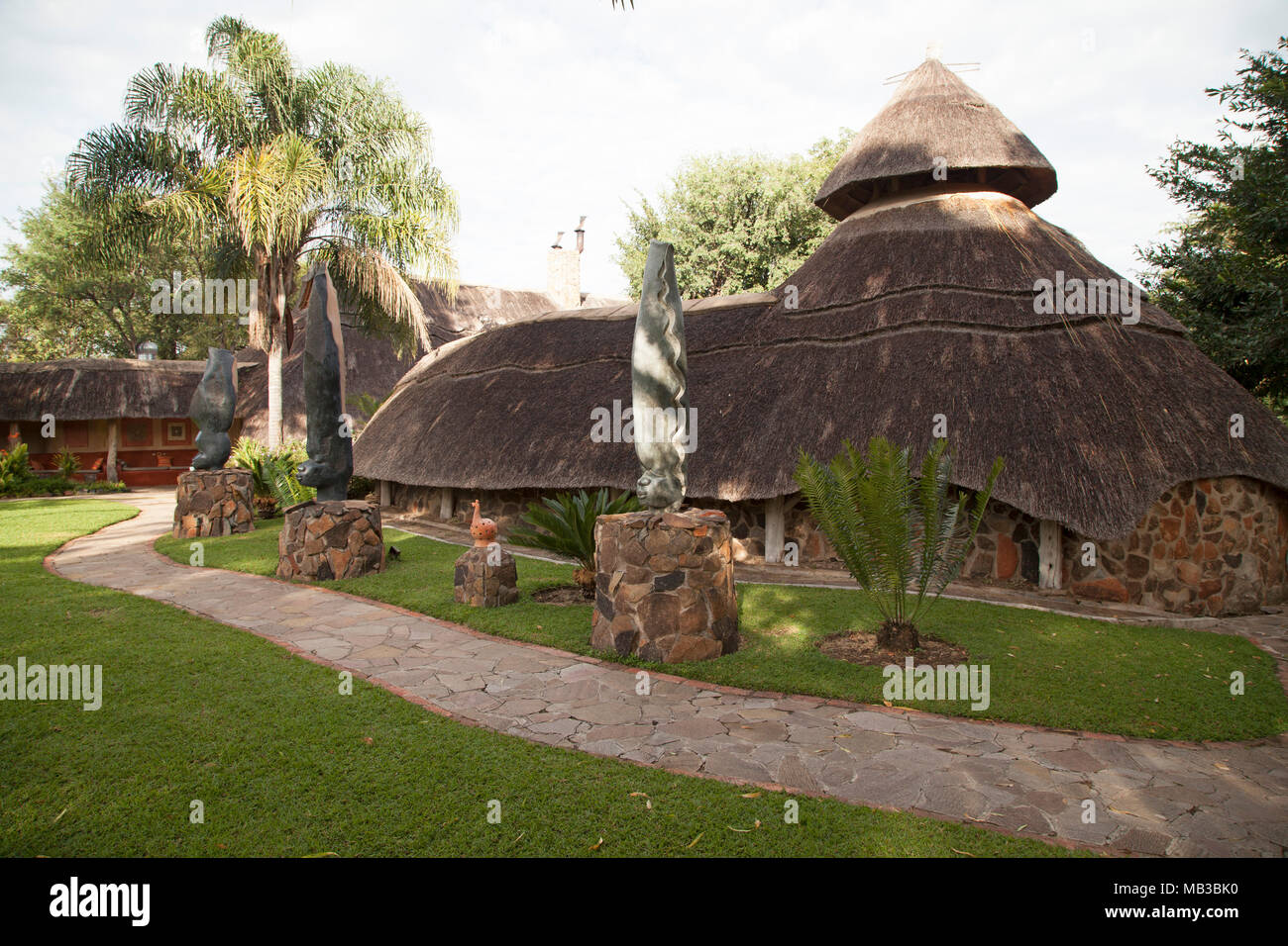 Thatched house lodge hi-res stock photography and images - Alamy