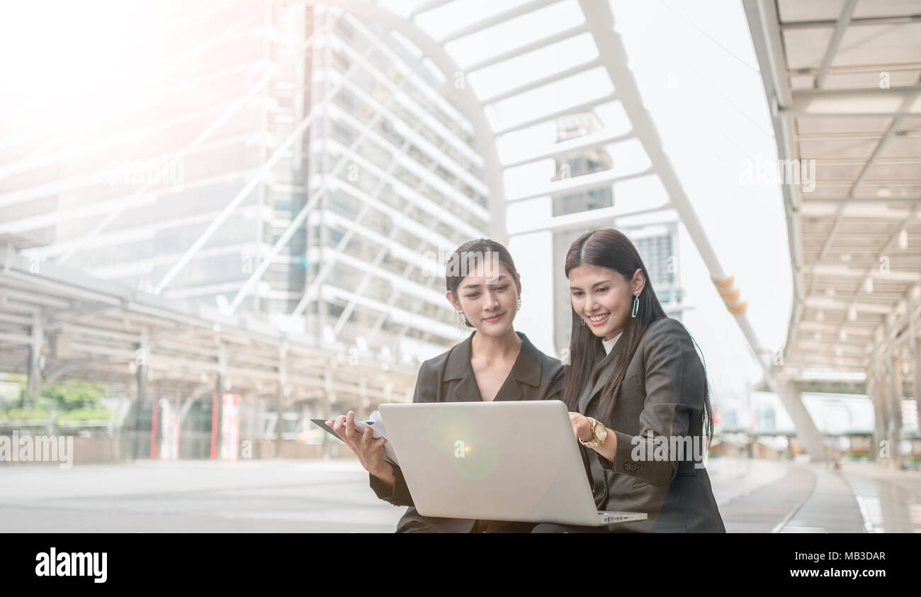 Two people team process hi-res stock photography and images - Alamy